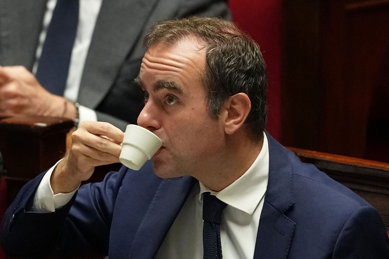 Embattled French PM Sébastien Lecornu survives no-confidence vote in ...