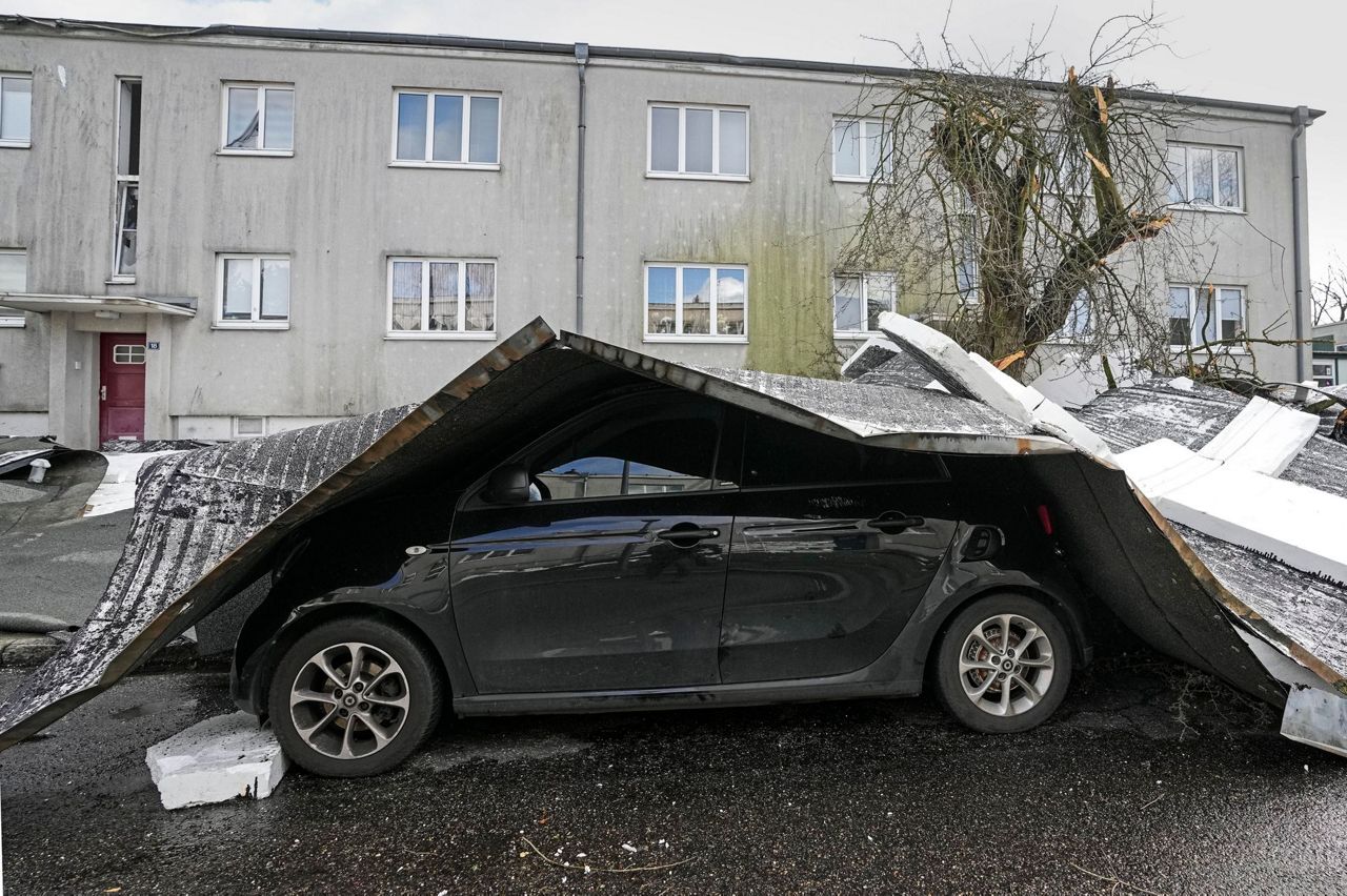 Storm sweeps Germany, causing damage, delays; 2nd in sight