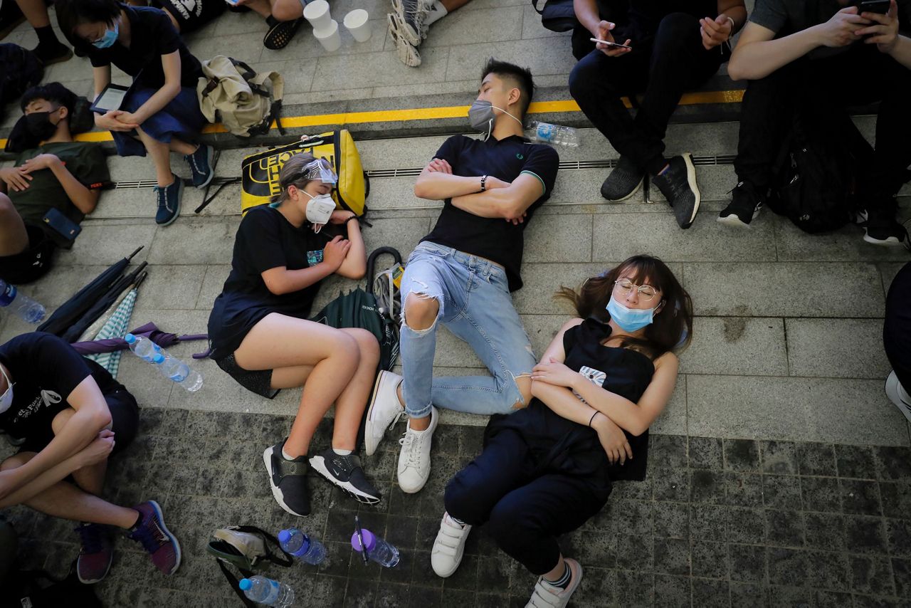 Hong Kong police begin to clear streets of protesters