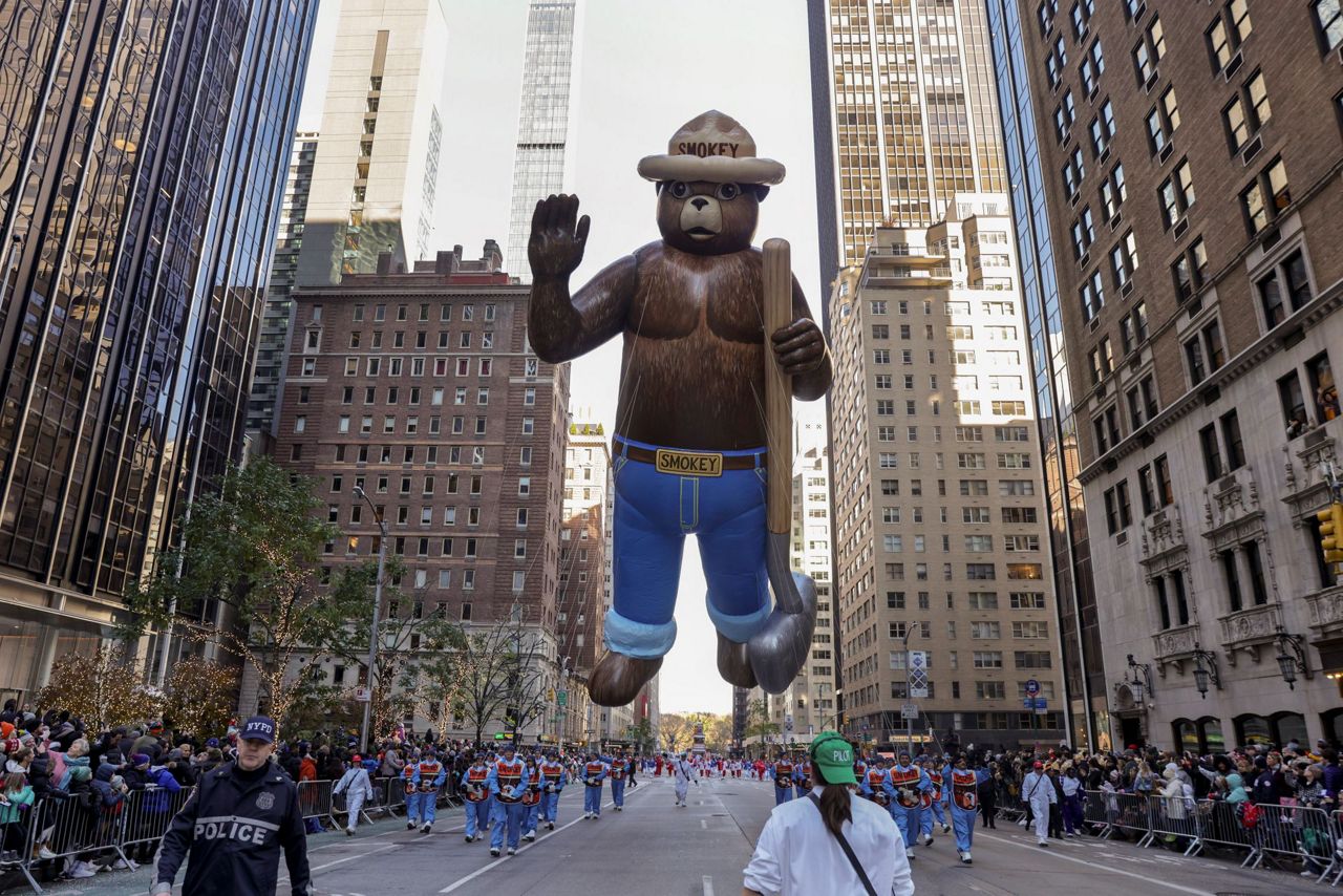 High-flying balloon characters star in Thanksgiving parade
