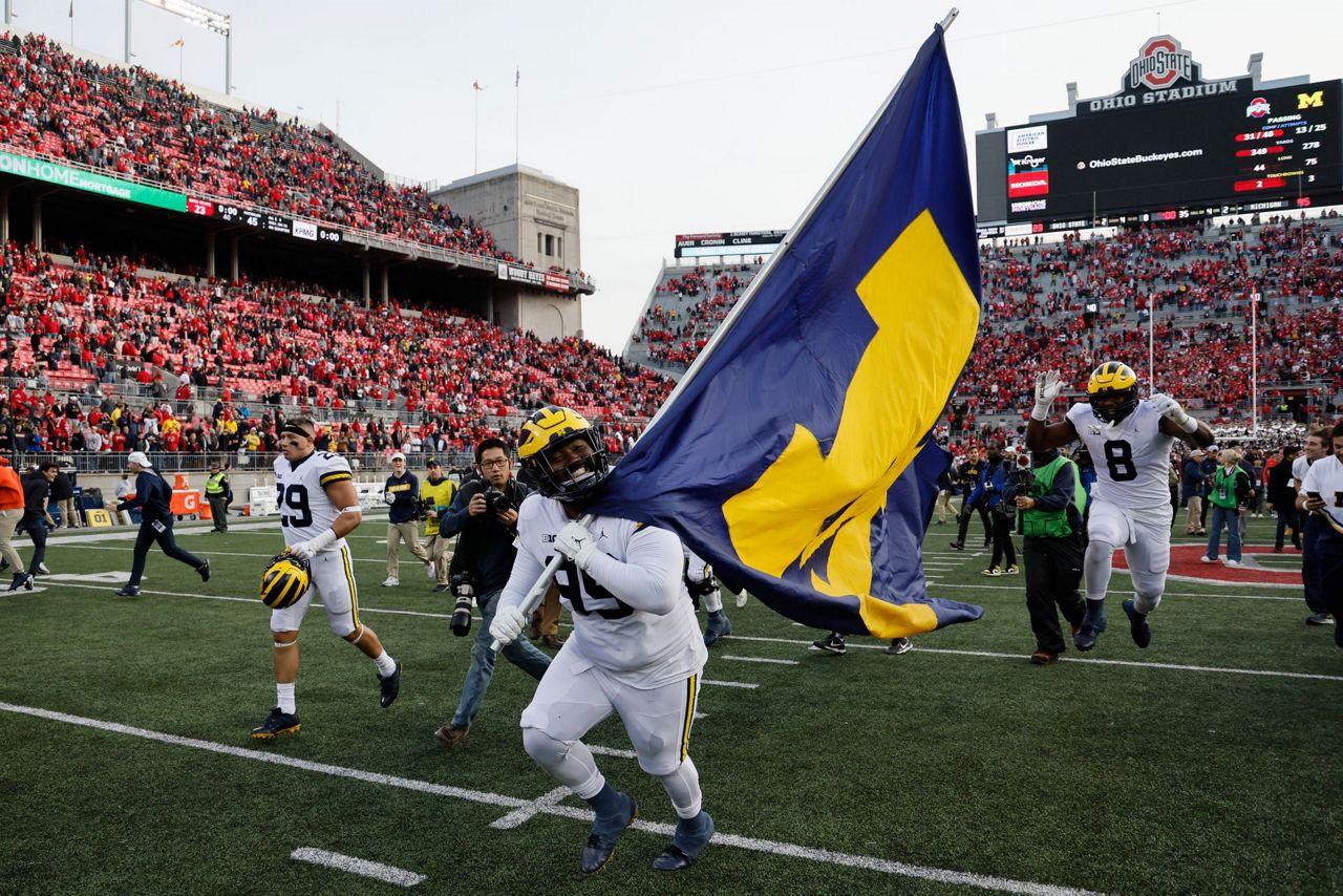 No. 3 Michigan keeps title hopes alive with rout of Ohio St