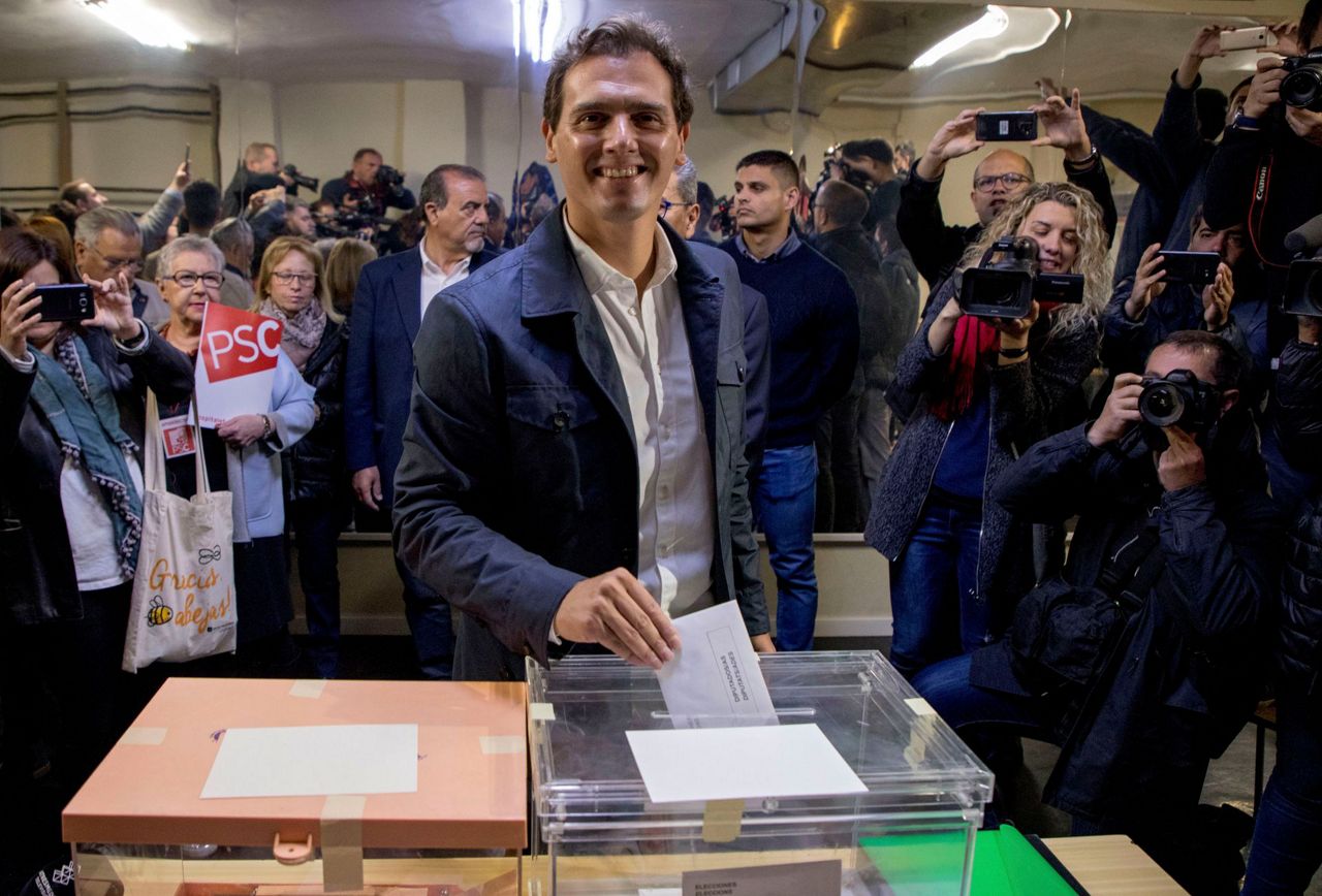 Deeply divided, Spaniards vote with eye on far-right's rise