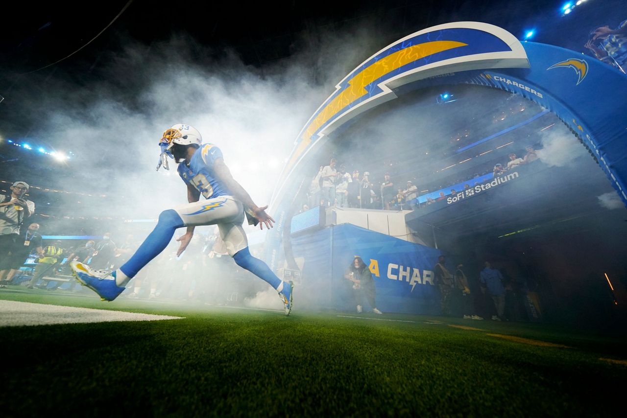 Herbert throws for 382 yards, Chargers hold off Steelers