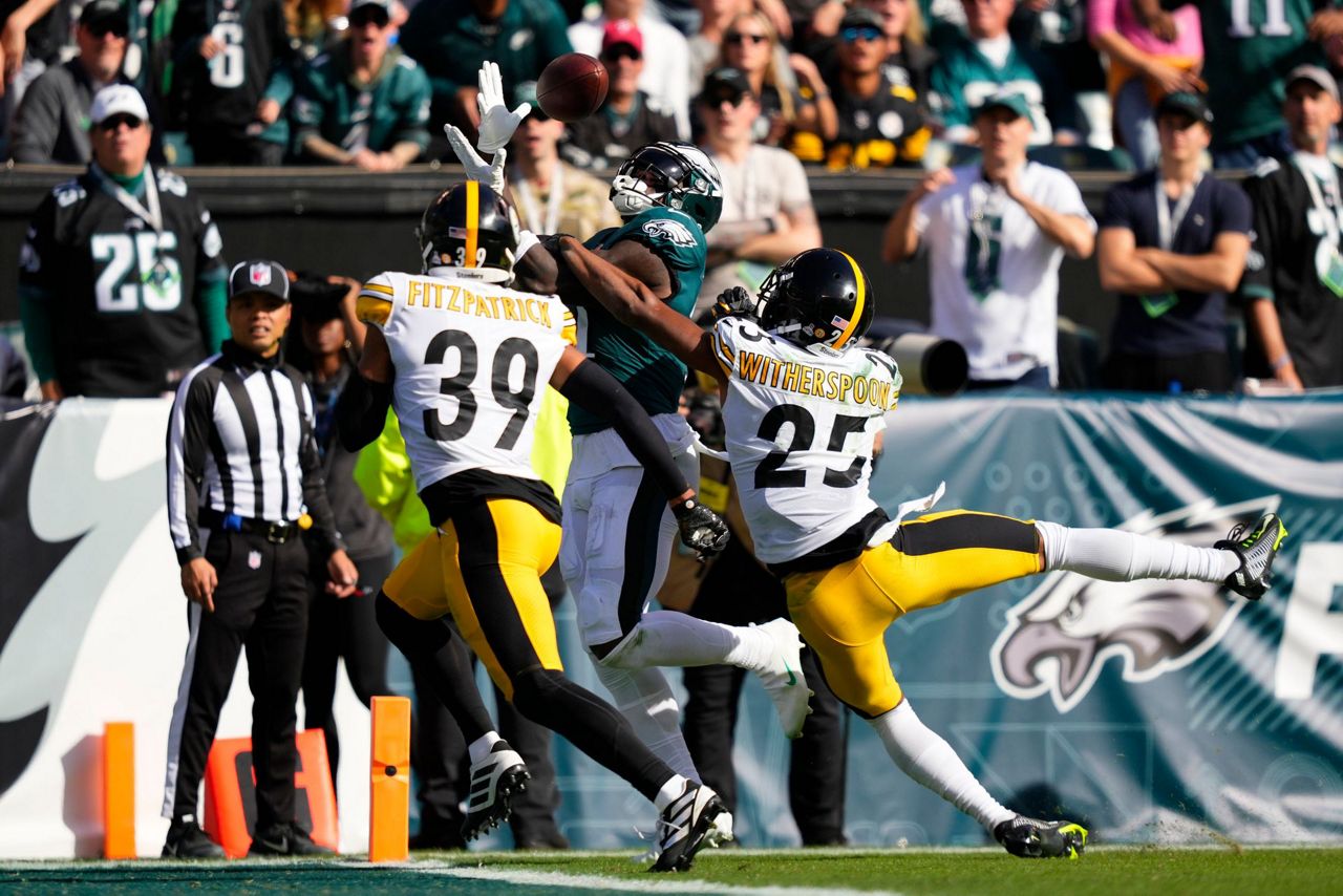 Hurts, Brown power unbeaten Eagles past Steelers 35-13