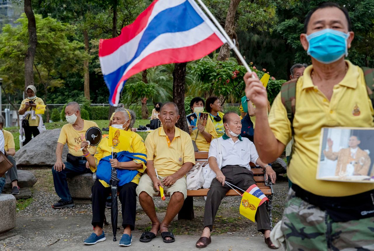 Thai royalists rally in counterpoint to student protesters