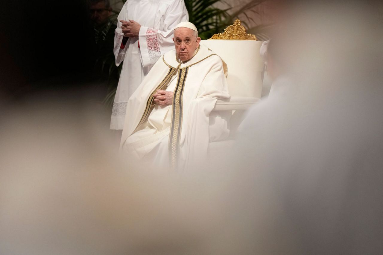 Pope leads Holy Thursday service in Vatican basilica