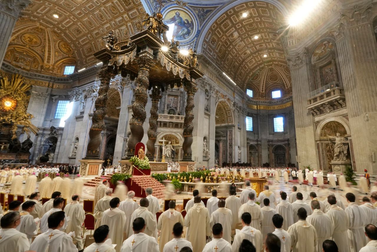 Pope leads Holy Thursday service in Vatican basilica