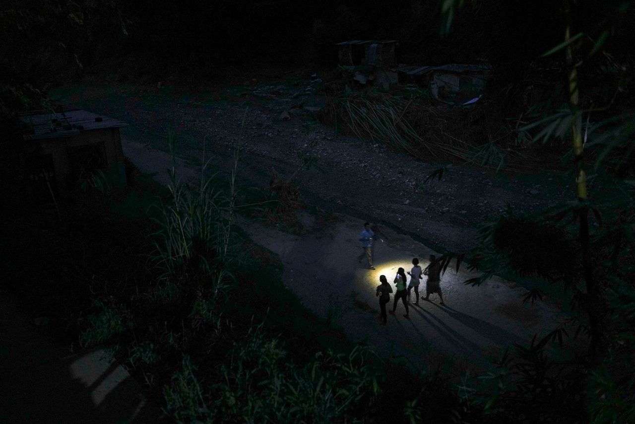 Survivors of Venezuelan mudslide bury dead, look for missing