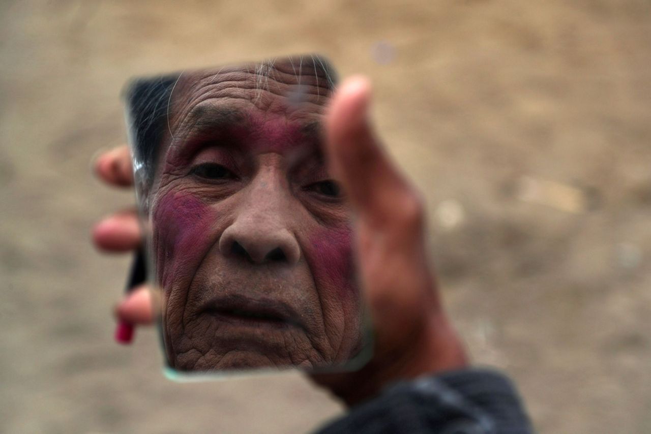 AP PHOTOS: Clowns suffer, adapt in Peru due to the pandemic