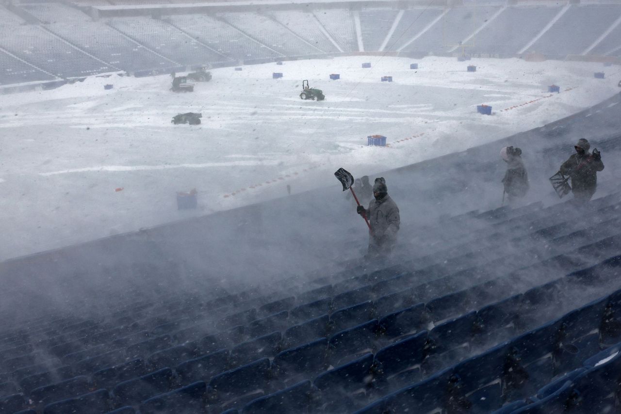With snow still falling, Bills call on fans to help dig out stadium for ...