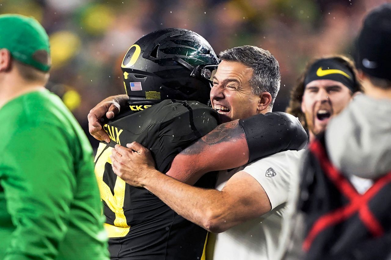 Ducks' Cristobal takes AP Pac-12 Coach of the Year honors