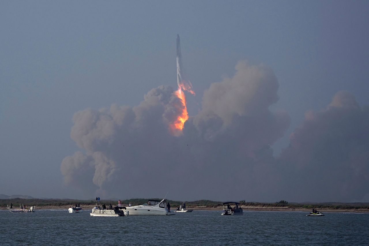 SpaceX Super Heavy rocket fails minutes after launch