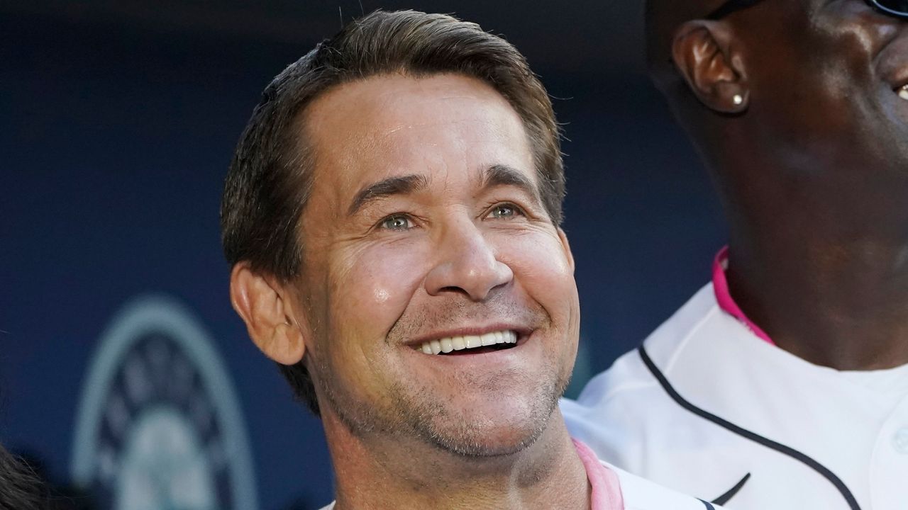 Texas Rangers hire former All-Star Bret Boone