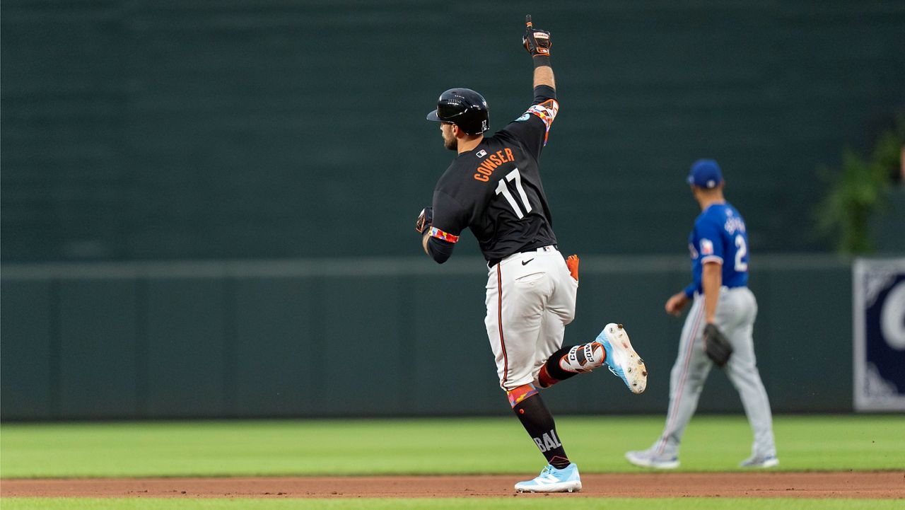 Suárez outduels Scherzer to help Orioles beat Rangers 2-1