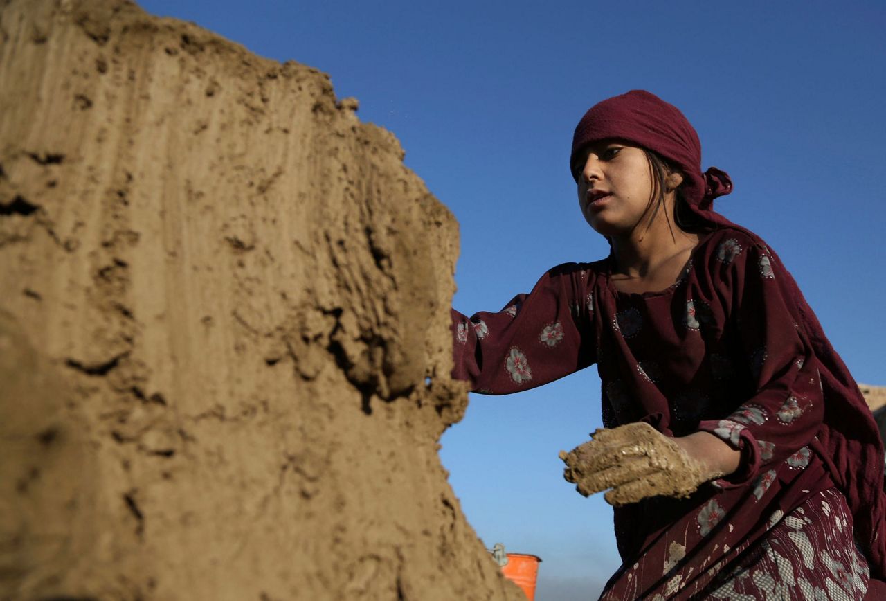 Mired in poverty, Afghans bring their children to work