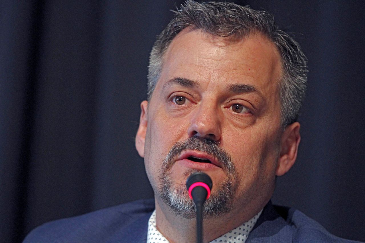 Alaska's unusual House primary draws Palin, Santa, 46 others