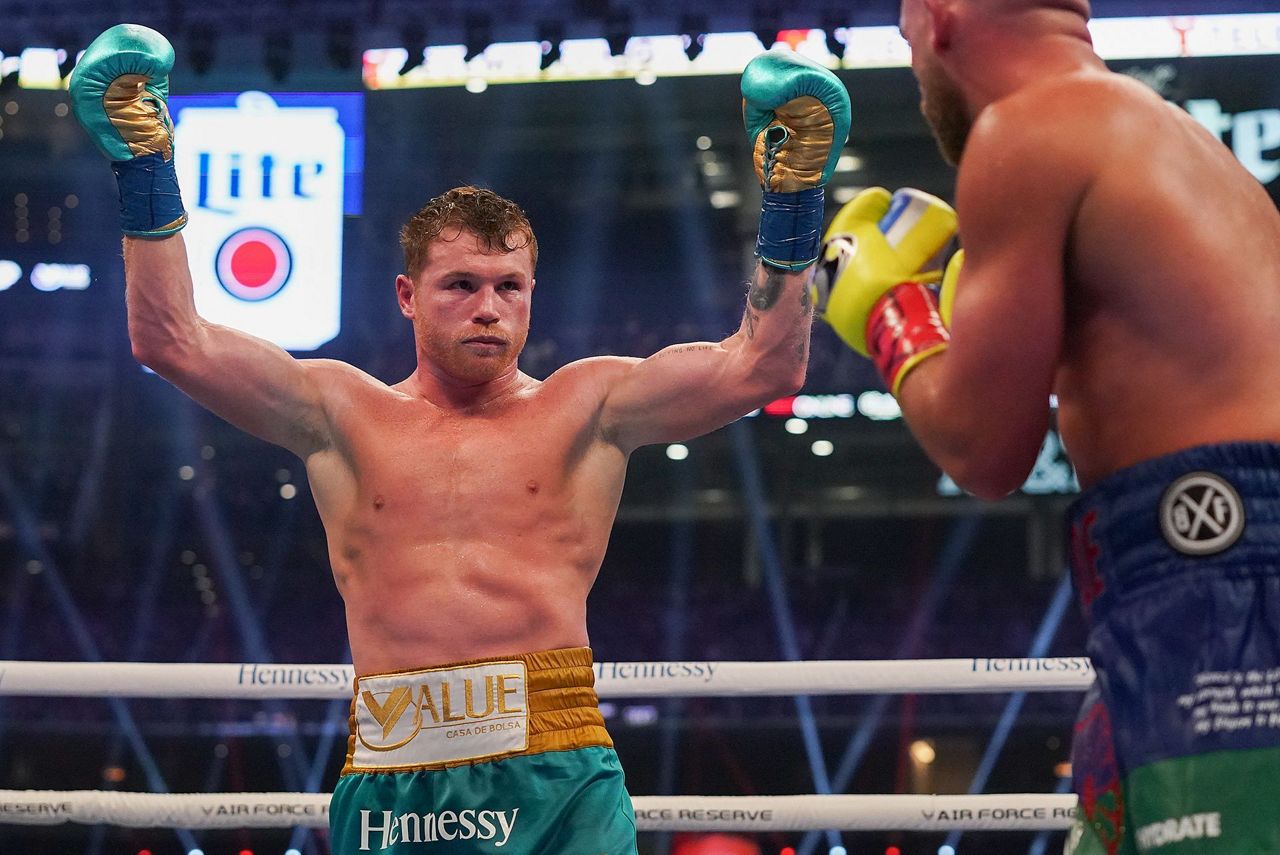 Alvarez adds another title with 8th-round TKO of Saunders