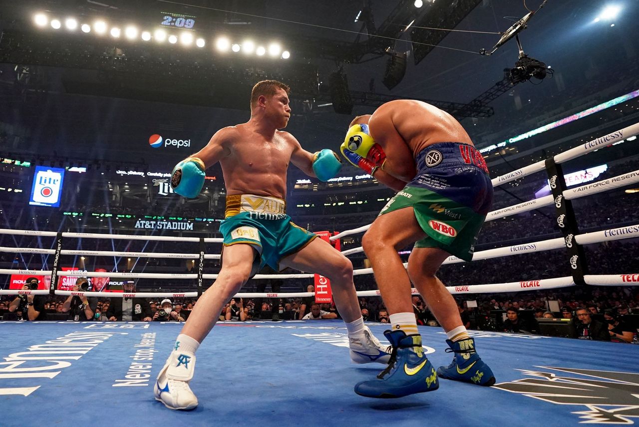 Alvarez adds another title with 8th-round TKO of Saunders