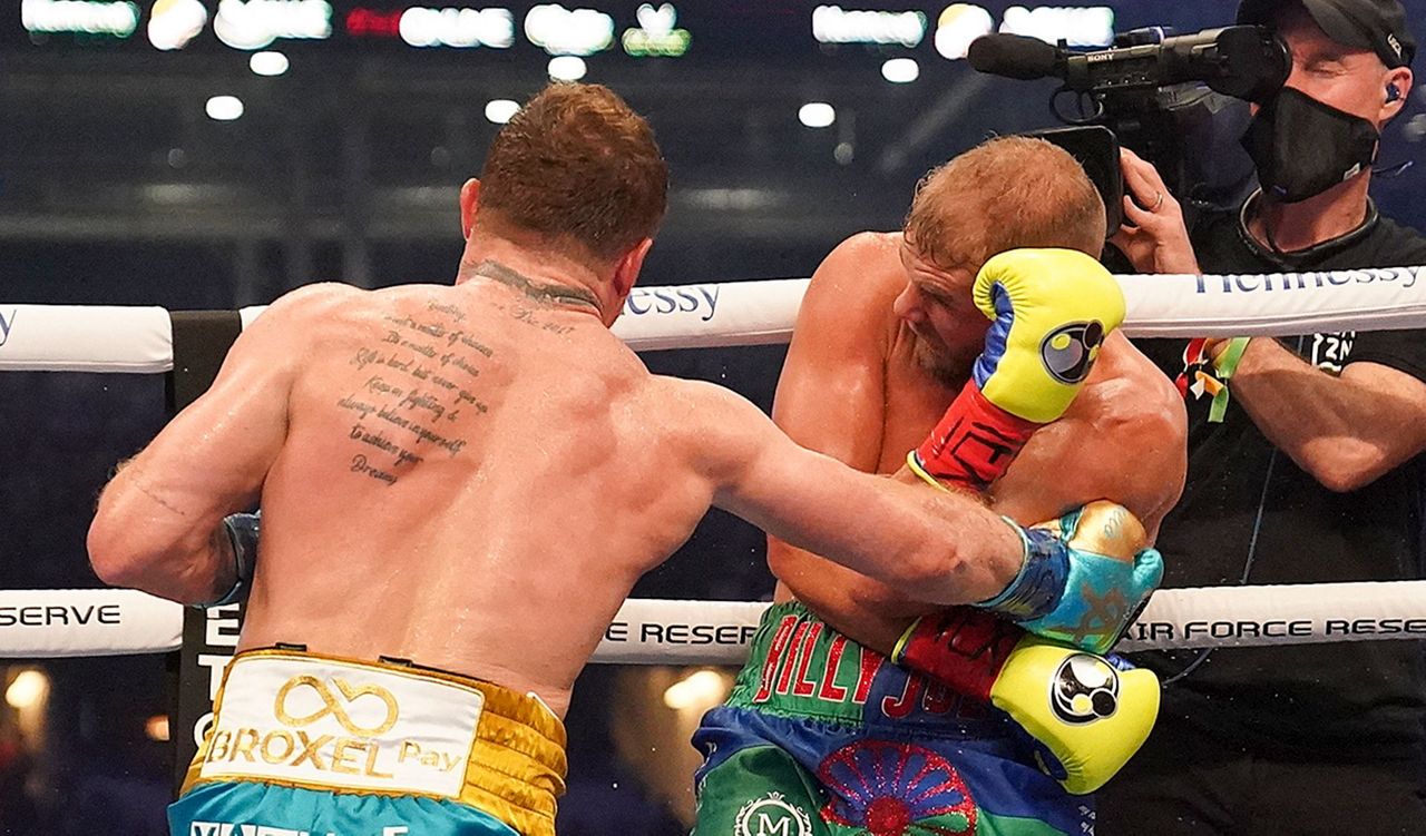 Alvarez adds another title with 8th-round TKO of Saunders