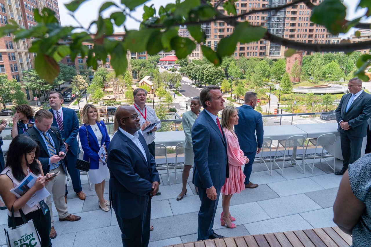 Amazon debuts its headquarters complex in Virginia as it brings workers ...