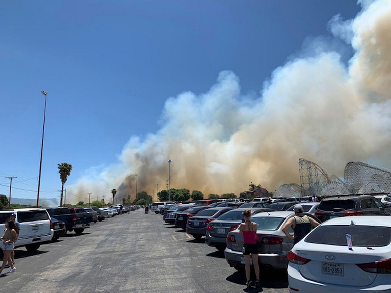 Wildfire prompts evacuation at California Six Flags park