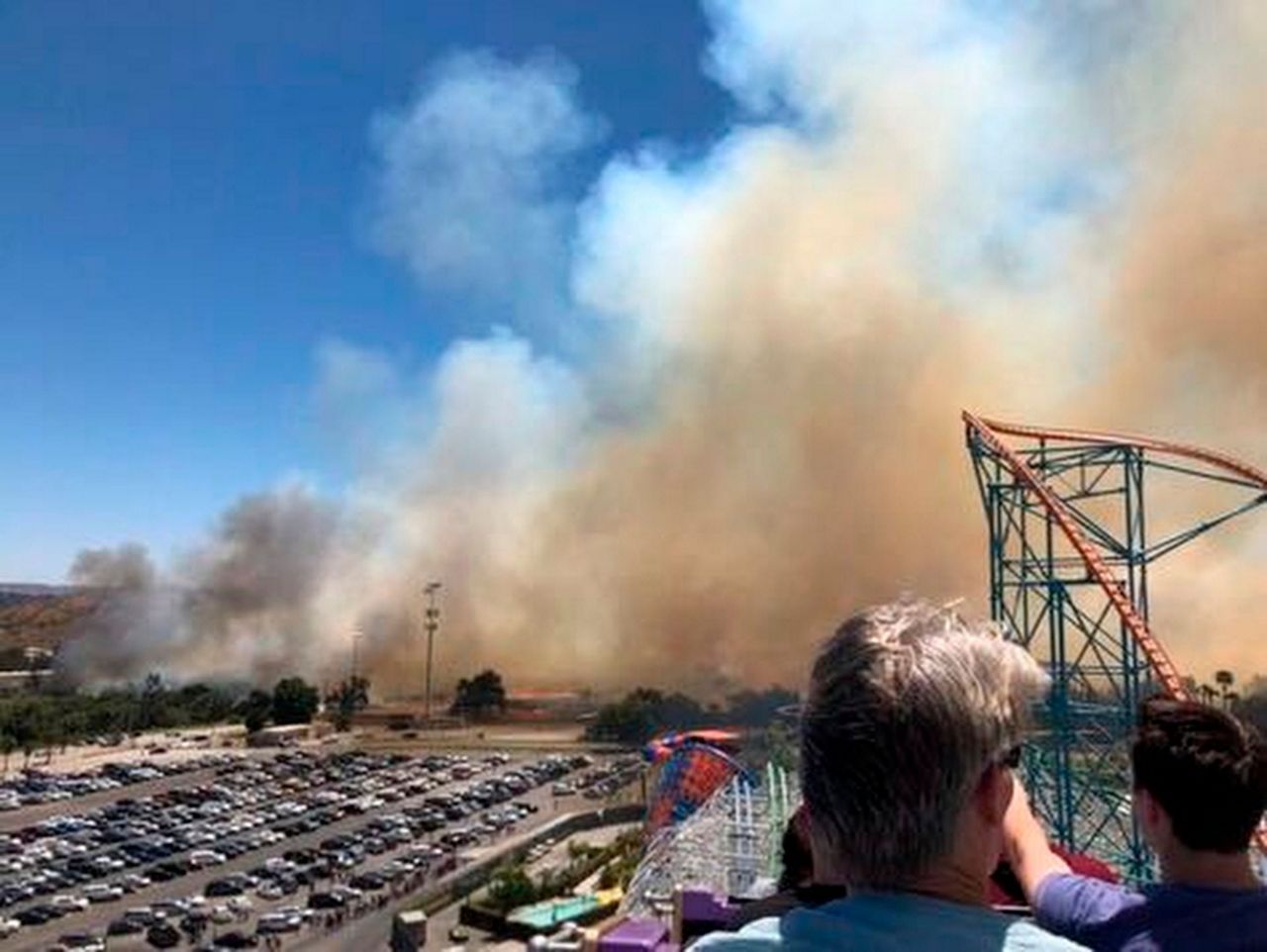 Wildfire prompts evacuation at California Six Flags park