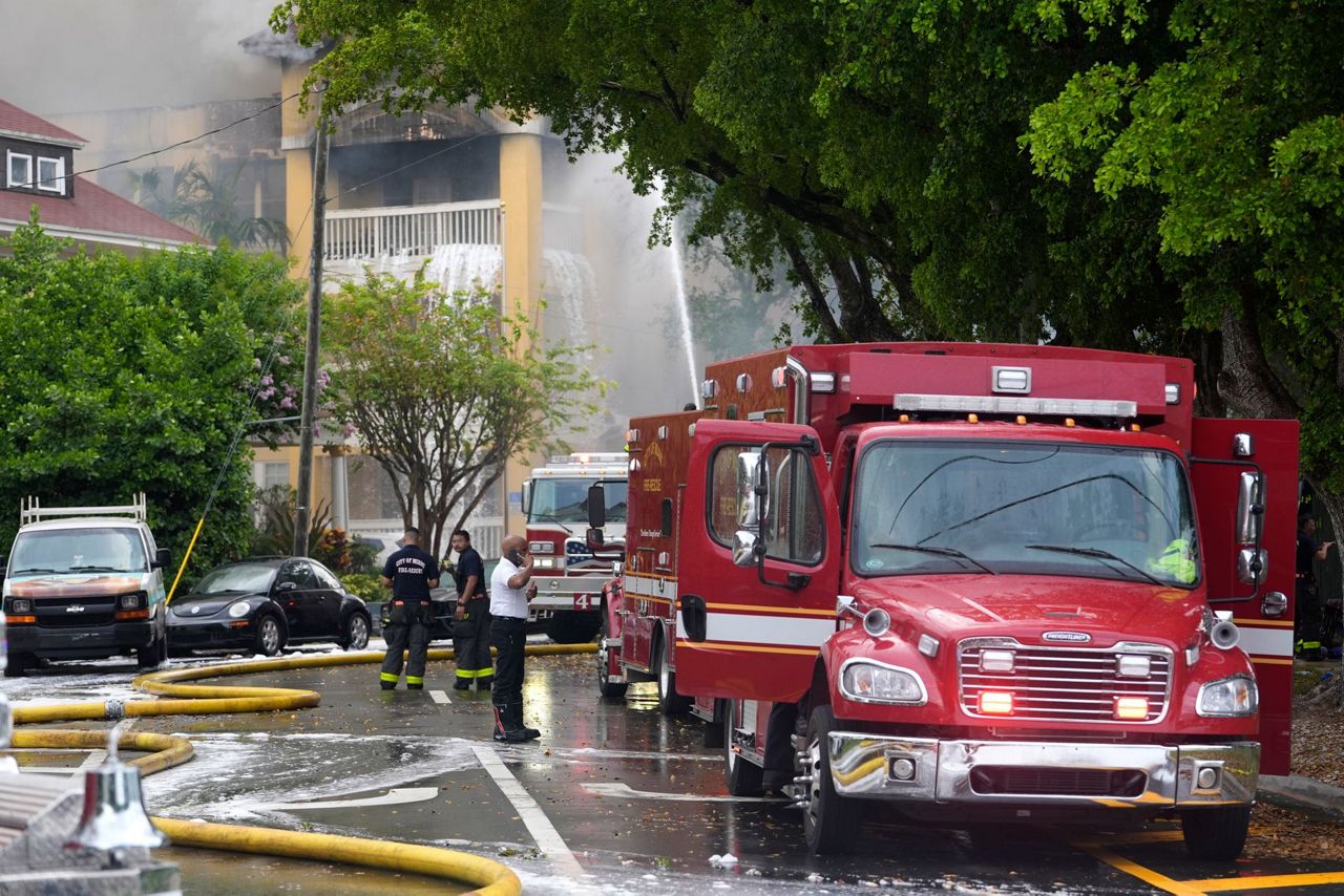 Massive fire breaks out in 4-story apartment building near downtown Miami