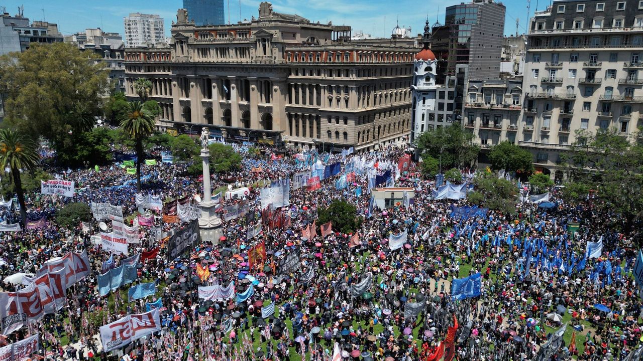 Argentina's unions take to the streets to protest president's cutbacks ...