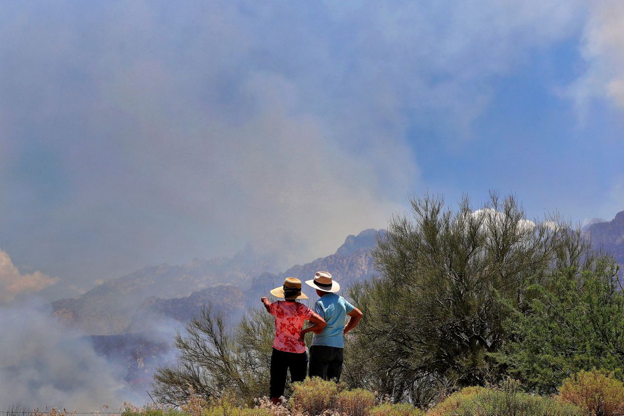 Wildfire near Tucson, Arizona, threatens hundreds of homes