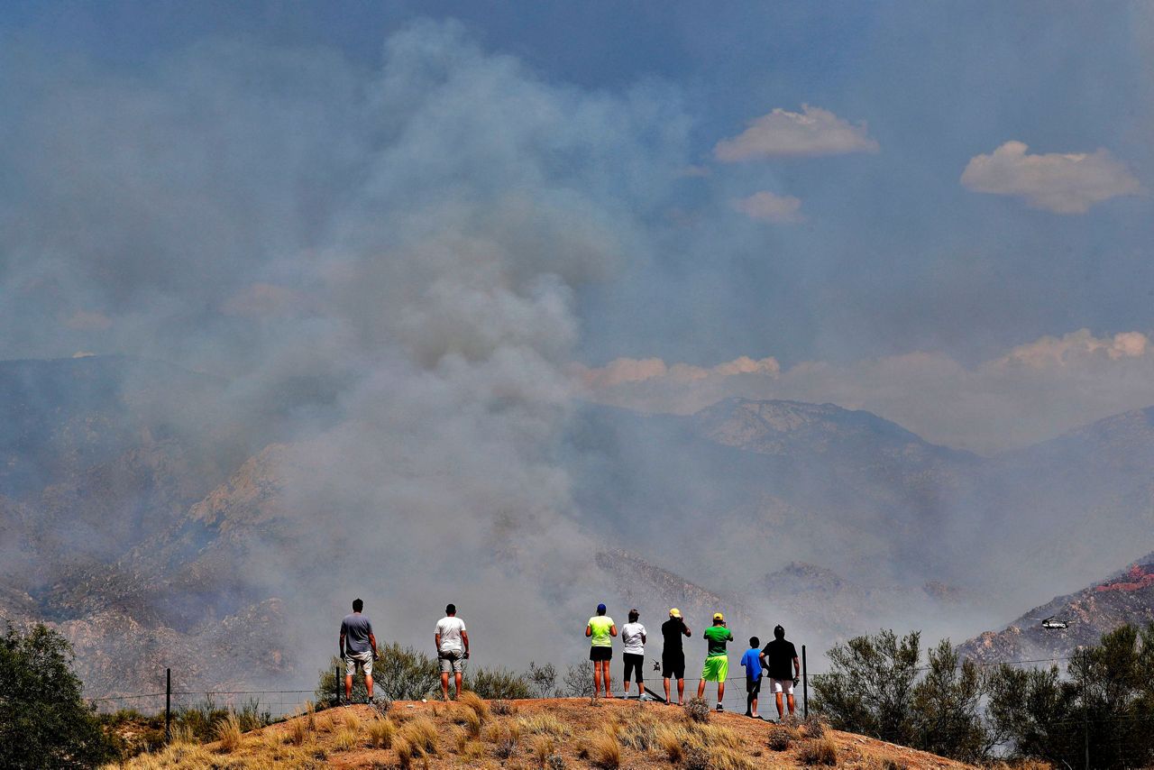 Wildfire near Tucson, Arizona, threatens hundreds of homes