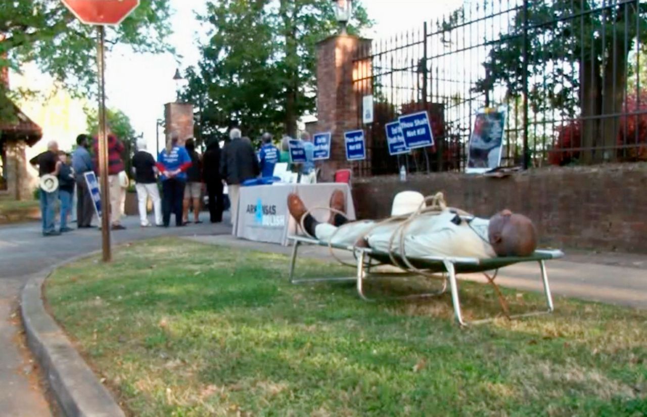 Arkansas judge again demonstrates against death penalty