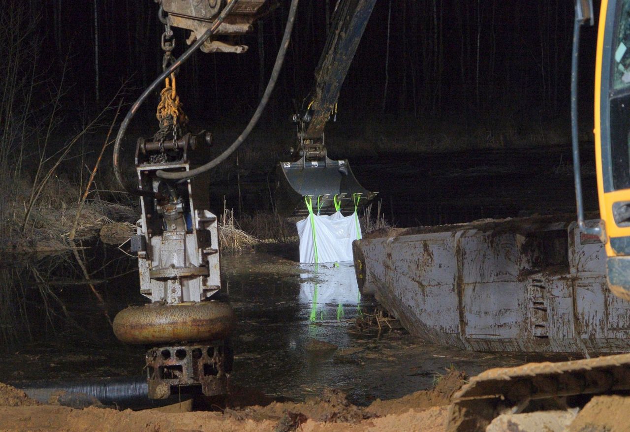 US and Lithuanian forces struggle to drain swamp to recover 4 soldiers ...