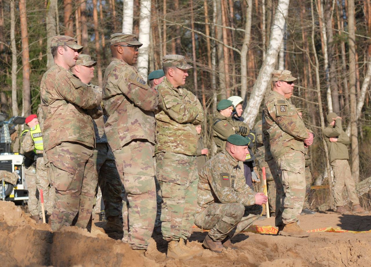 US and Lithuanian forces struggle to drain swamp to recover 4 soldiers ...