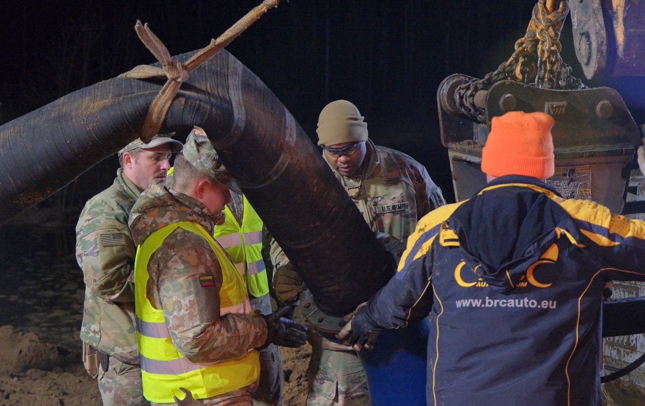 US and Lithuanian forces struggle to drain swamp to recover 4 soldiers ...
