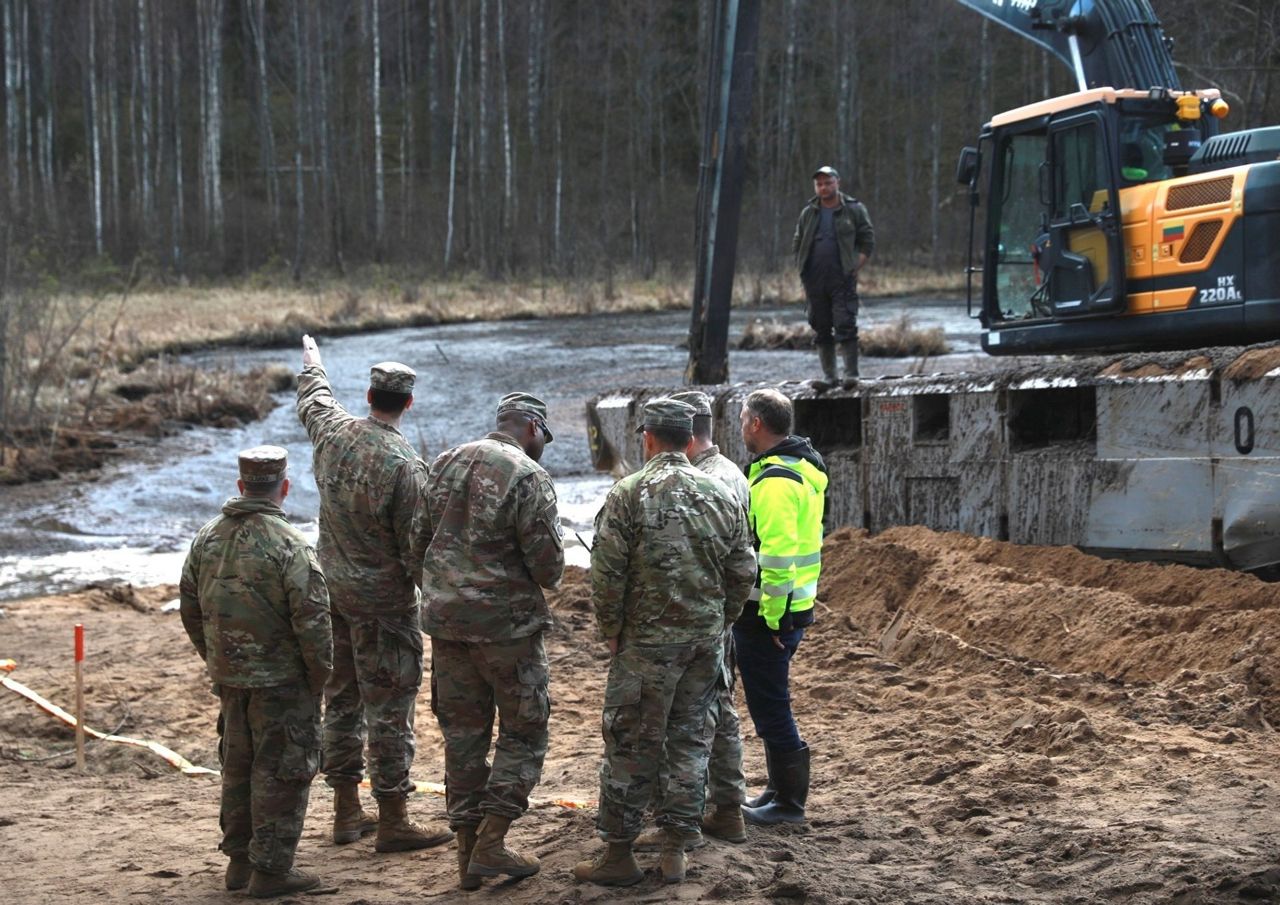 US and Lithuanian forces struggle to drain swamp to recover 4 soldiers ...