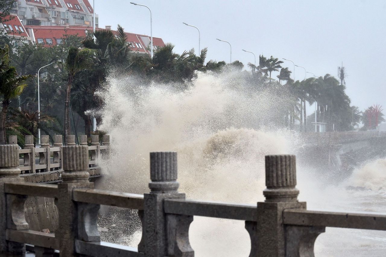 Typhoon lashes south China after killing 28 in Philippines