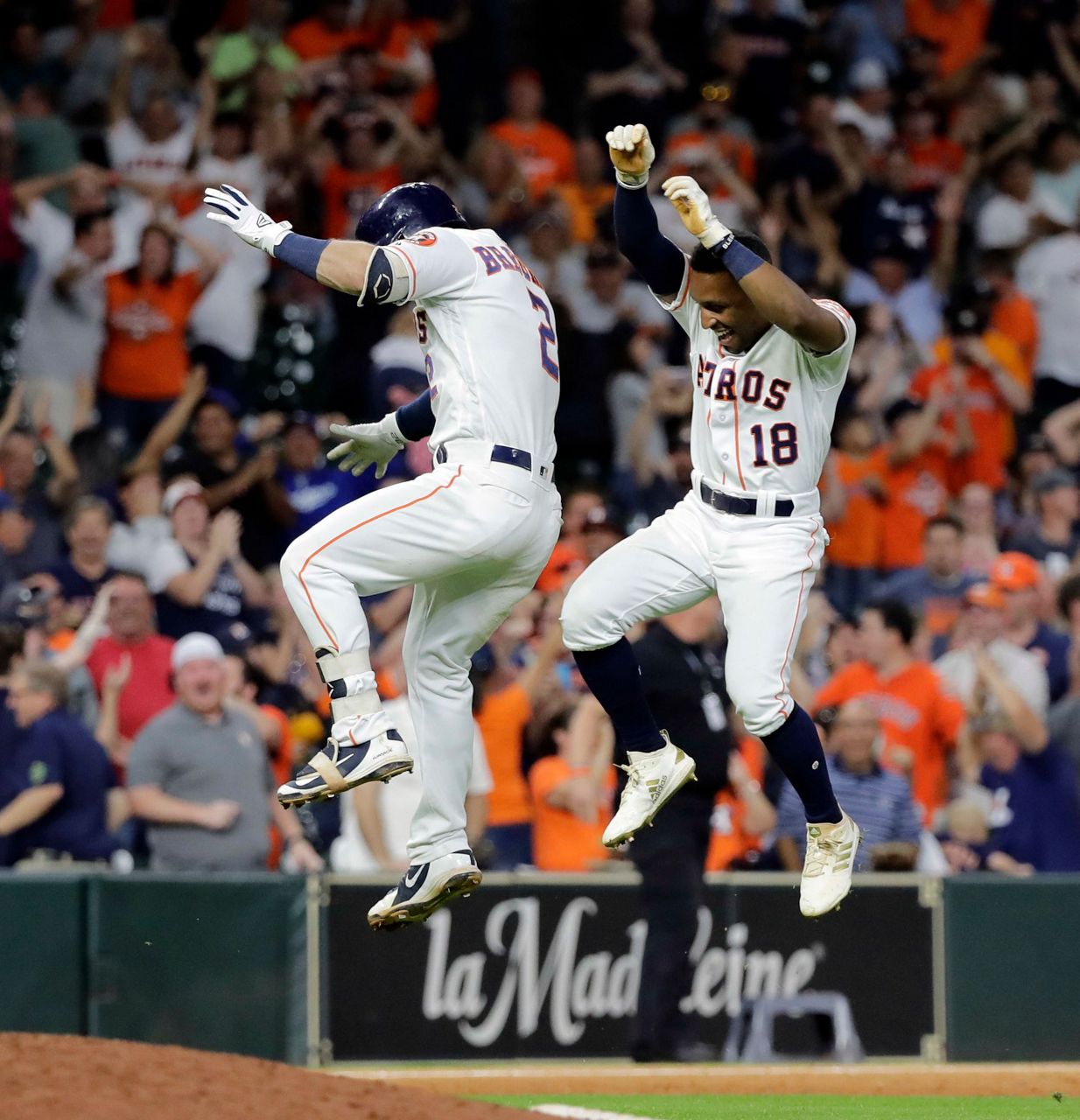 Astros beat A's 6-5 on bizarre play in 11th inning