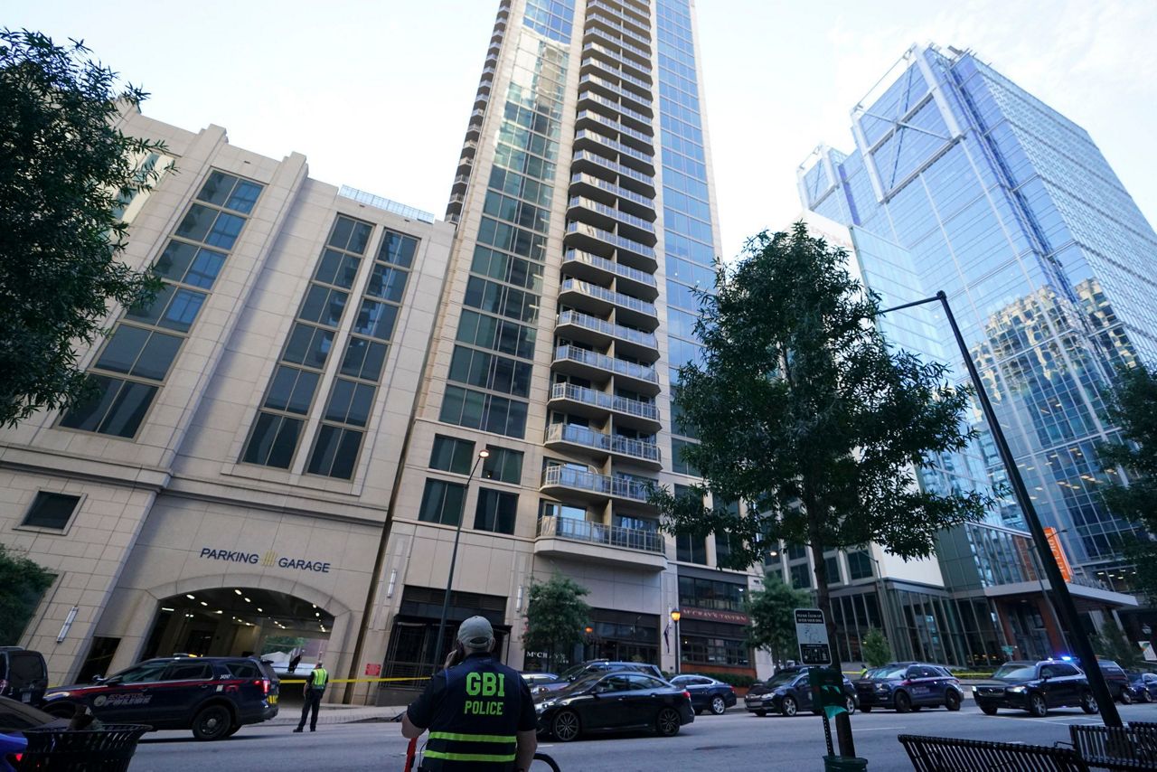 Atlanta police close Midtown blocks in response to shooter