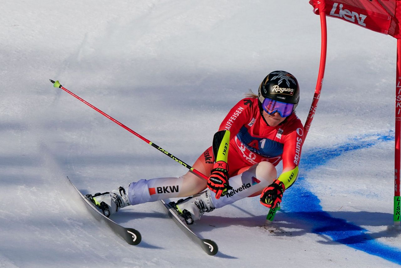 Mikaela Shiffrin masters tough course conditions at women's World Cup ...