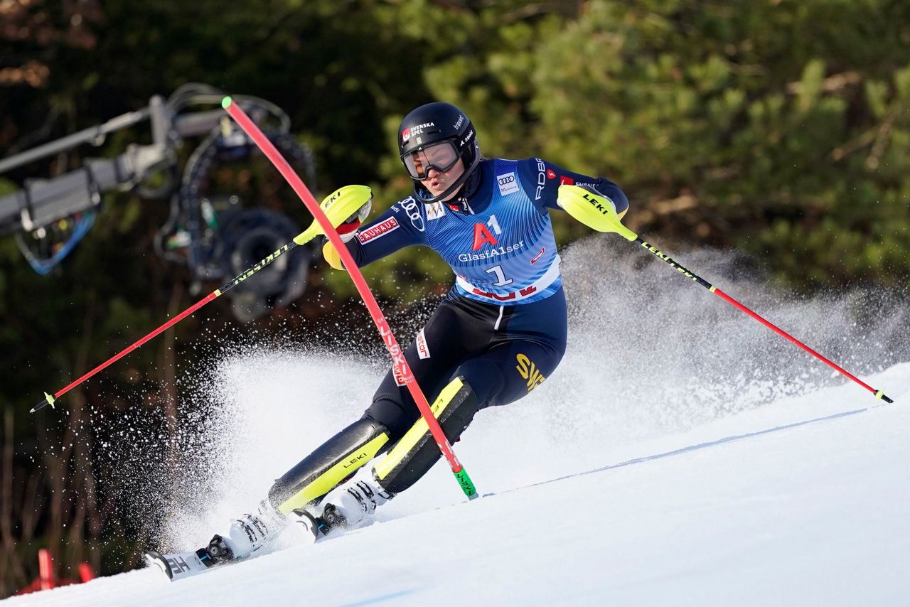 Shiffrin dominates 1st run and leads US teammate Moltzan in World Cup ...