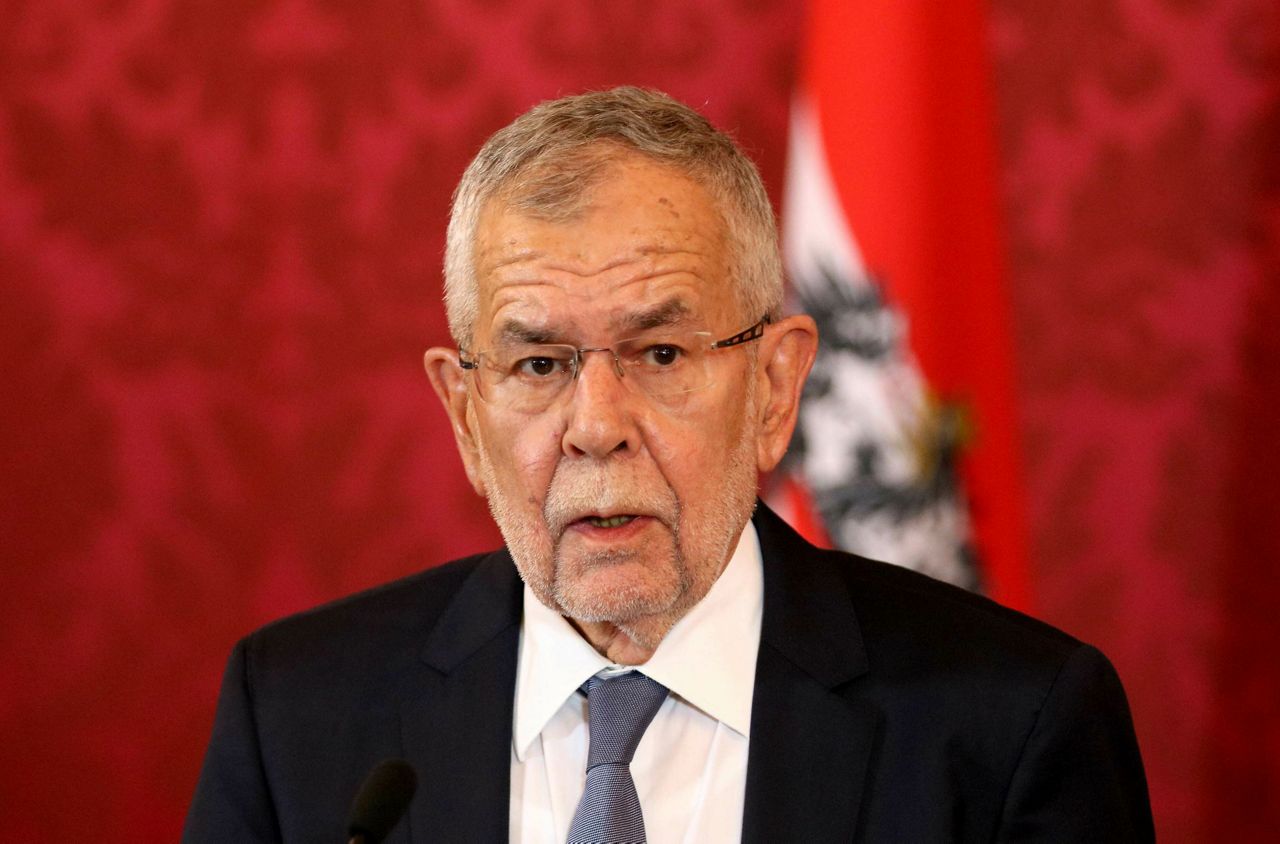 Austrian president formally dismisses Kurz's government