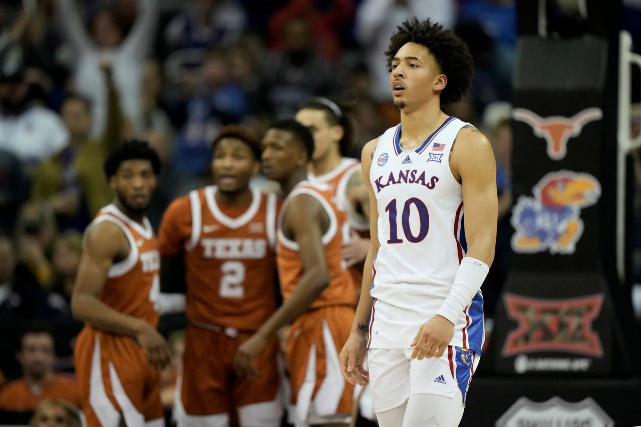 Alabama, Kansas bring twists, turns to unpredictable bracket