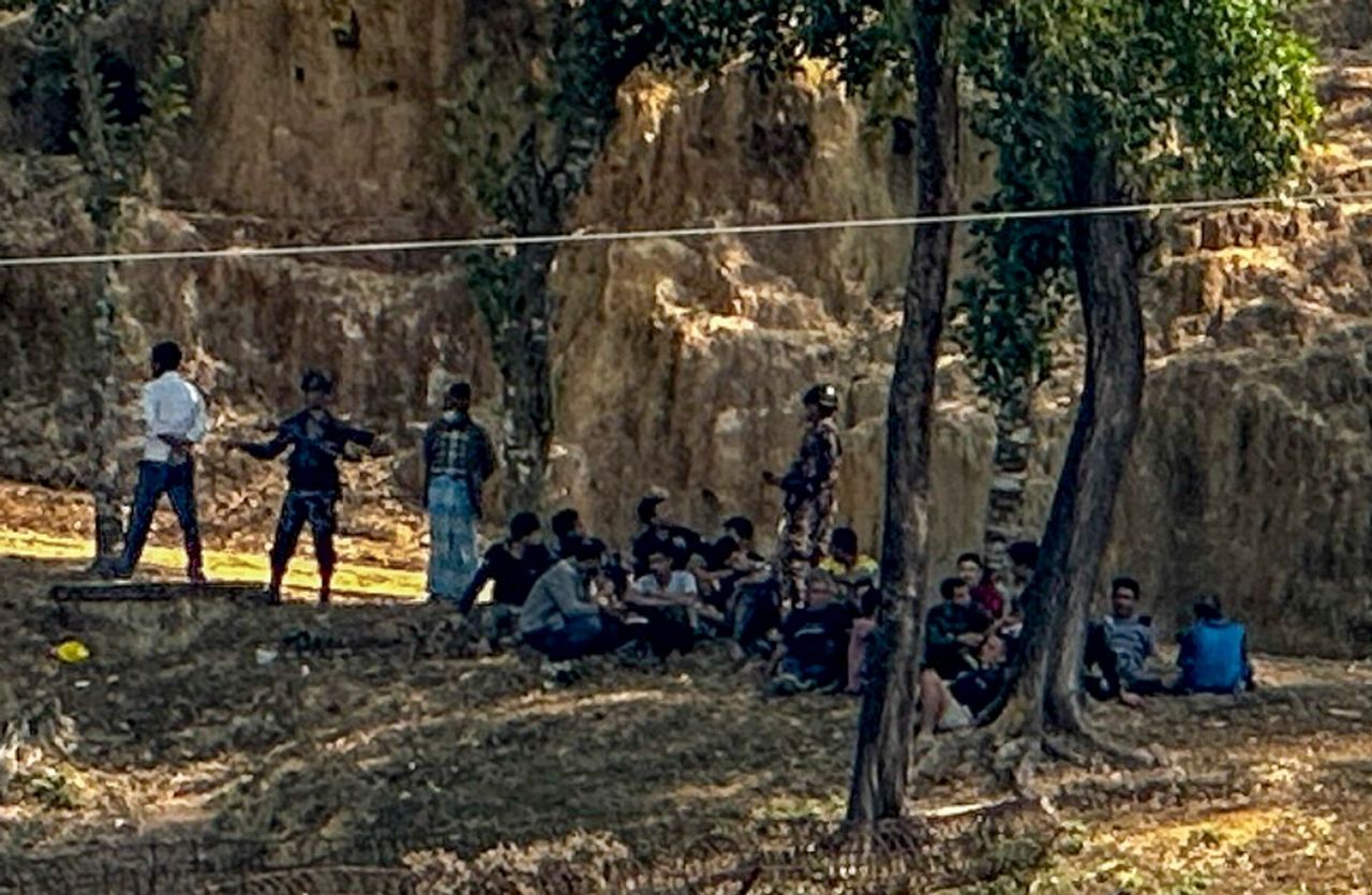 For the first time, Myanmar forces flee into Bangladesh during fighting ...