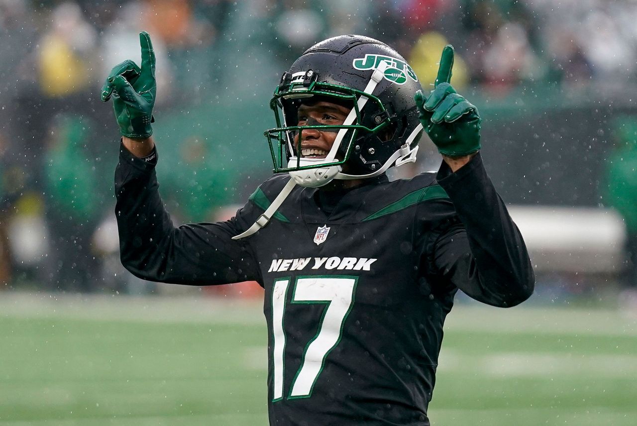 White throws 3 TD passes to lead Jets past Bears 31-10