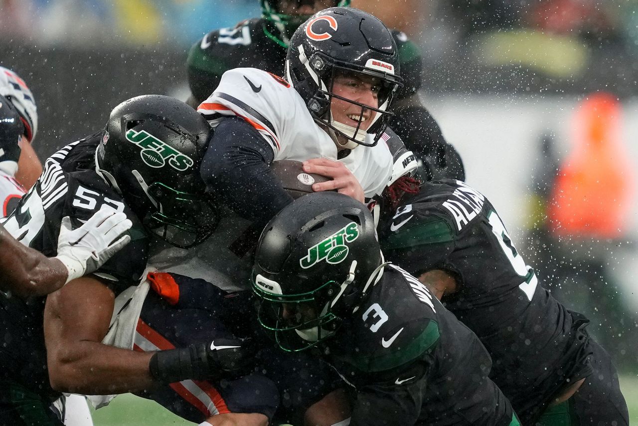 White throws 3 TD passes to lead Jets past Bears 31-10