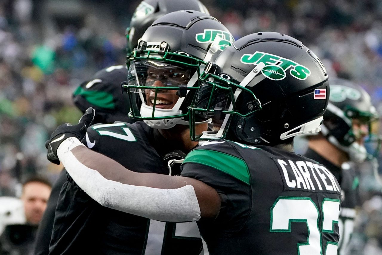 White throws 3 TD passes to lead Jets past Bears 31-10