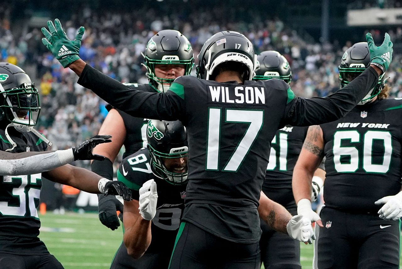 White throws 3 TD passes to lead Jets past Bears 31-10