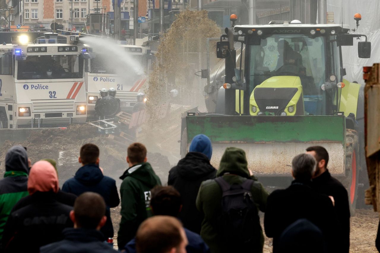 With blaring horns rumbling engines, farmers in tractors block Brussels ...