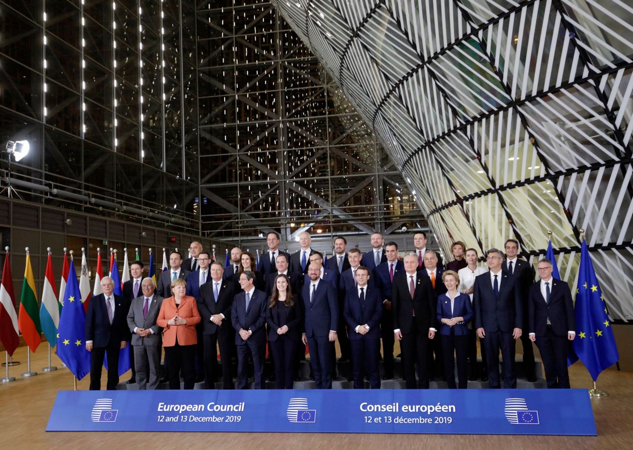 EU leaders show brief unity in family photo, without UK