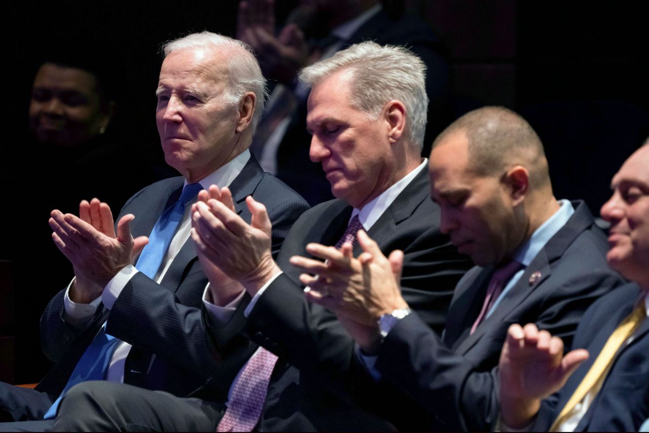 Biden urges unity at prayer breakfast under new management